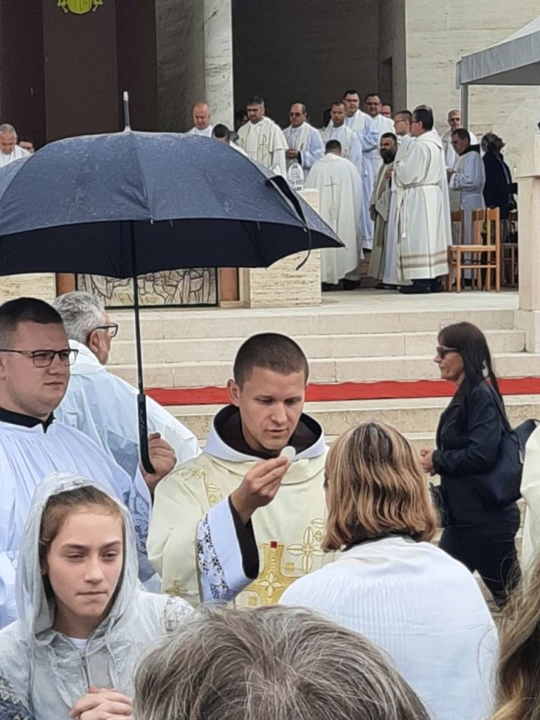 FOTO: Obitelj Sedlar iz Čakovca diči se sa dva sina Franjevca, uz ...