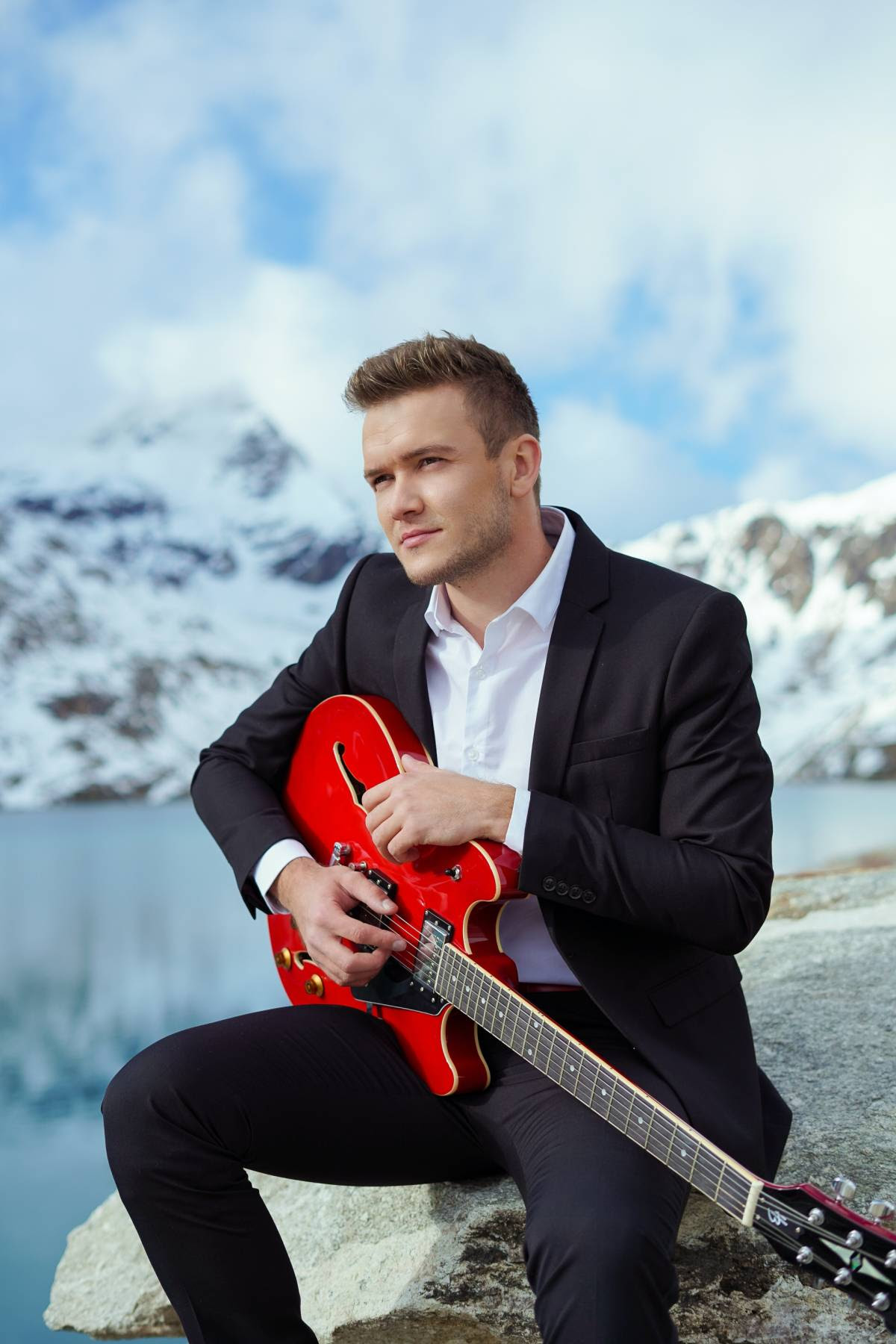 Luka Basi na godišnjicu karijere predstavio novi hit singl Prokleto zlato