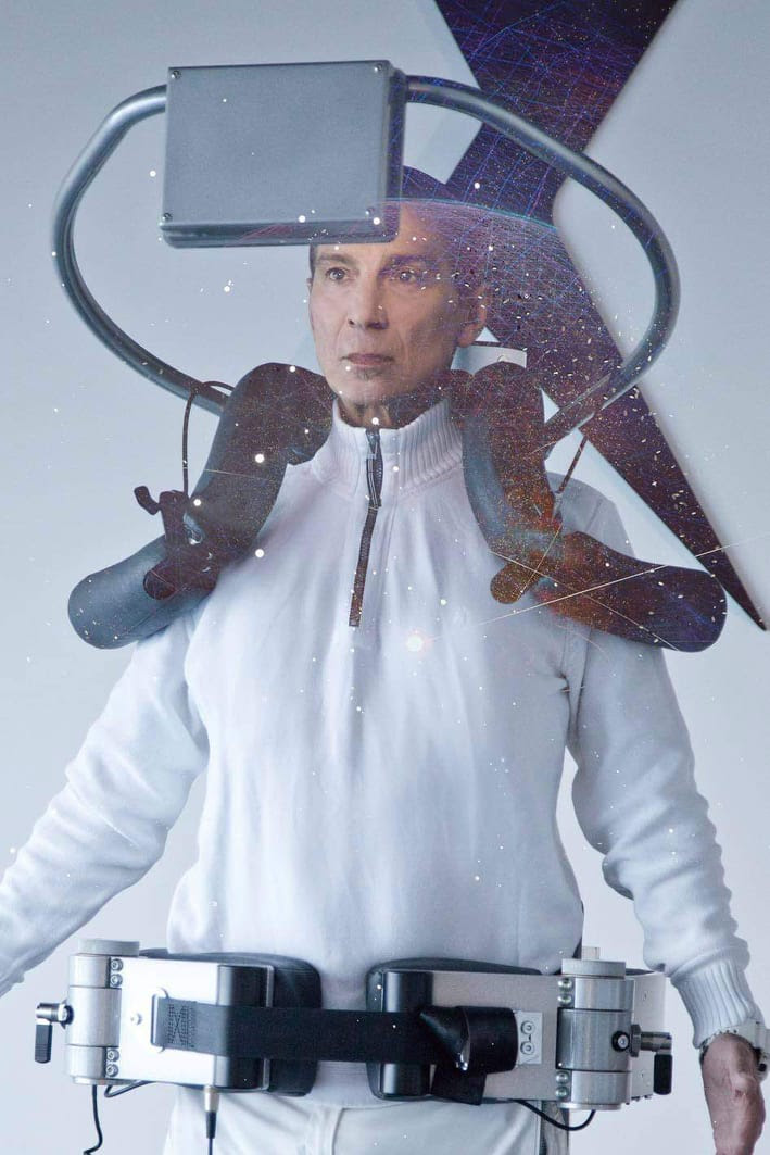 Massimo u novom spotu poletio u neobičnom stroju